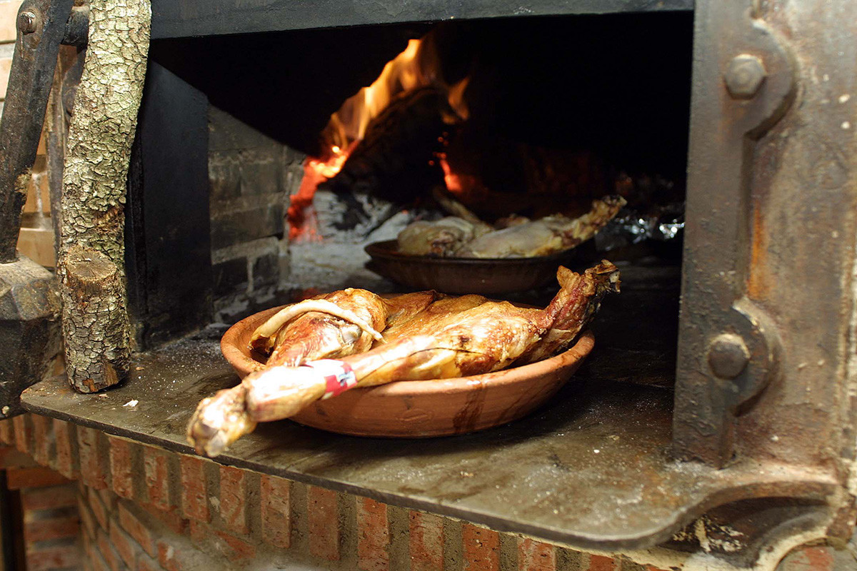 El mejor lechazo asado se degusta en la localidad burgalesa de Aranda ...