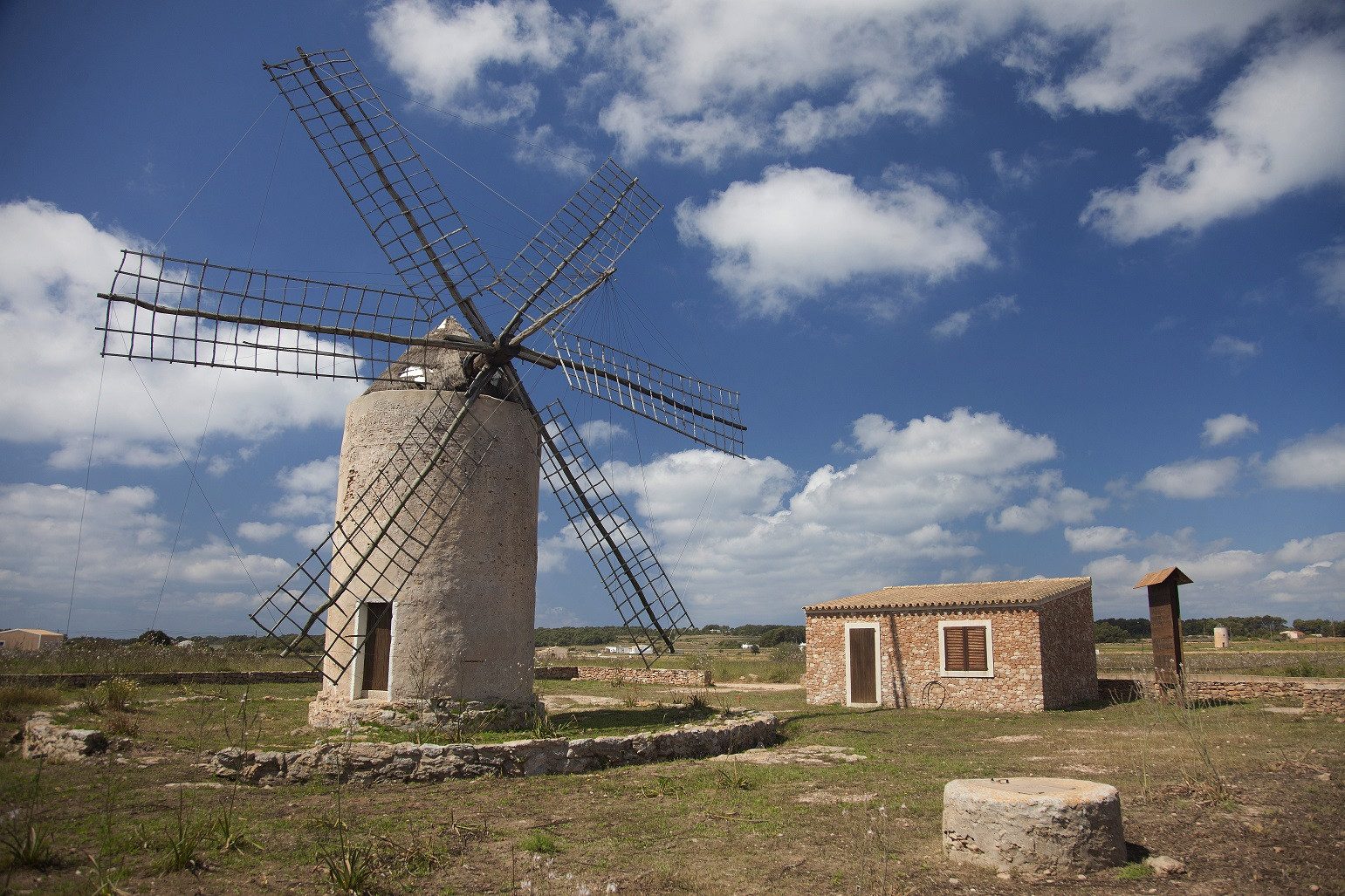 Una Formentera distinta y emocional a través de sus 6 molinos