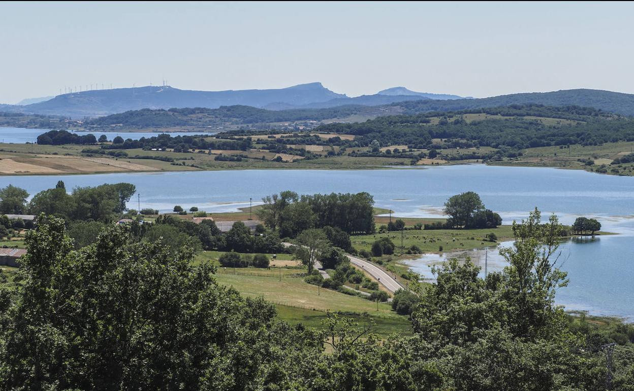 Descubre el entorno del embalse del Ebro, en Cantabria